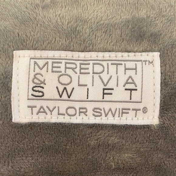 Taylor Swift | Accessories | Taylor Swift Meredith And Olivia Cat ...